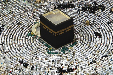 Kaaba during prayer – The Muslim Times