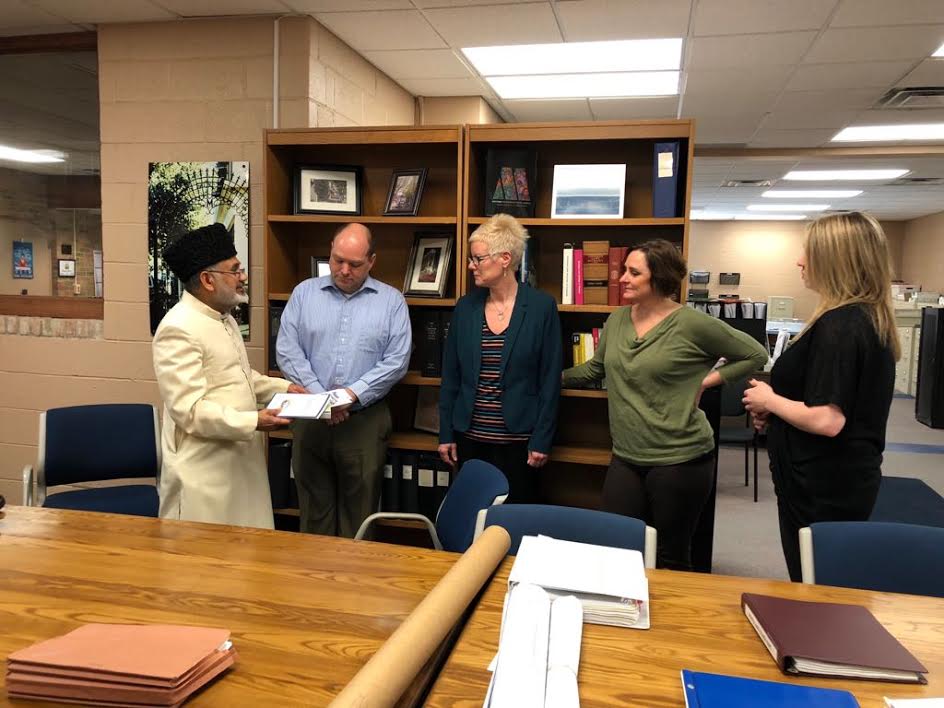 USA: Ahmadiyya Muslim Community Detroit gifts Holy Quran & Islamic ...